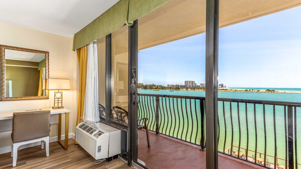 Gulf View Guest Room | Holiday Inn & Suites Clearwater Beach