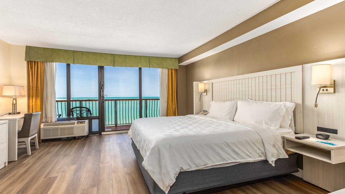 Gulf View Guest Room | Holiday Inn & Suites Clearwater Beach